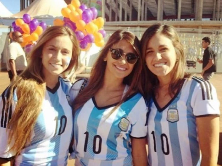 Quiénes son Paula y Carla, las hermanas de Antonela Roccuzzo, que están ...