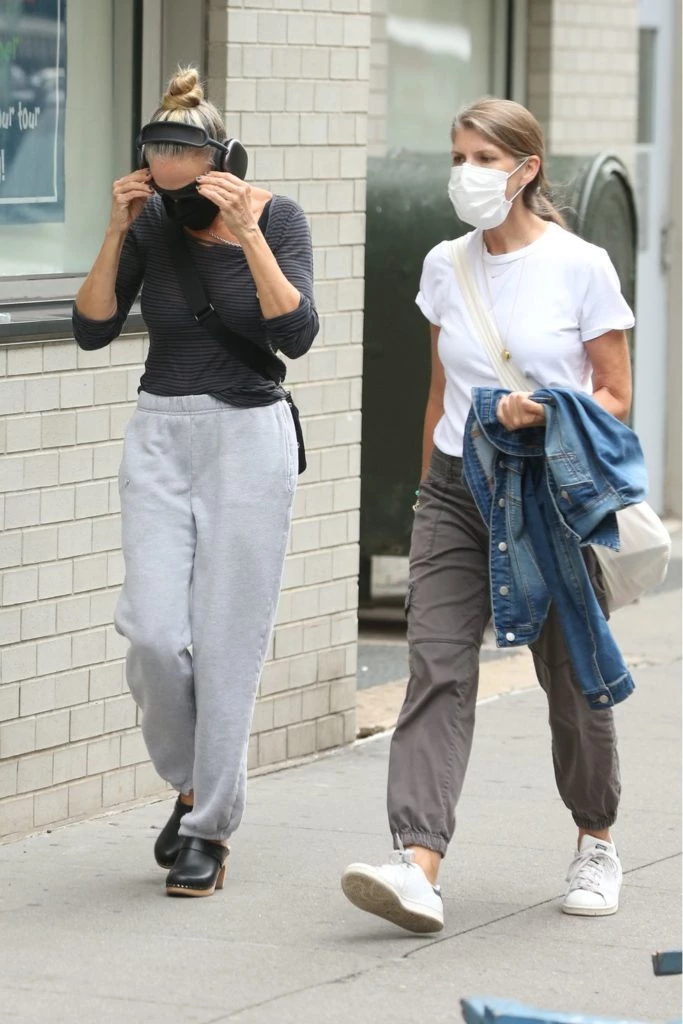 Sarah Jessica Parker sumó zuecos a su look athleisure y adoptó una de ...