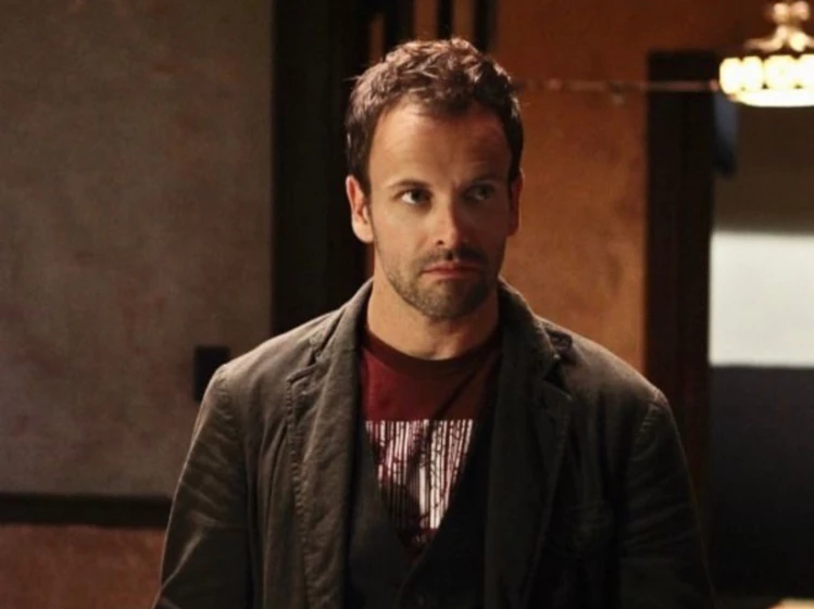 ¡Irreconocible! Así está hoy Jonny Lee Miller, el primer marido de ...