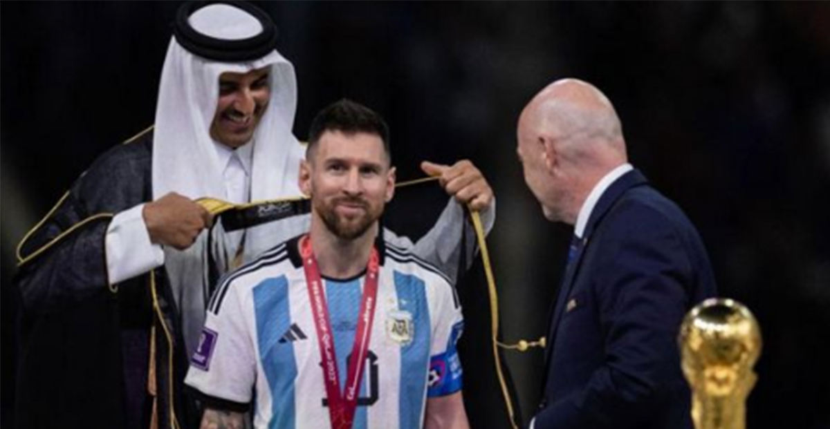 Una breve historia de la capa negra que le pusieron a Messi tras ganar ...
