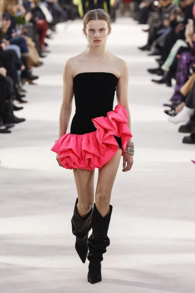 Alexandre Vauthier apostó a los colores flúo y las pieles sintéticas en ...