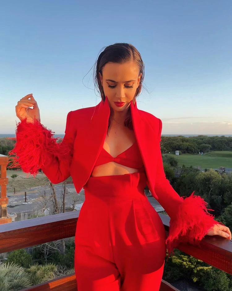El sofisticado look total red de Celeste Cid - Revista Para Ti