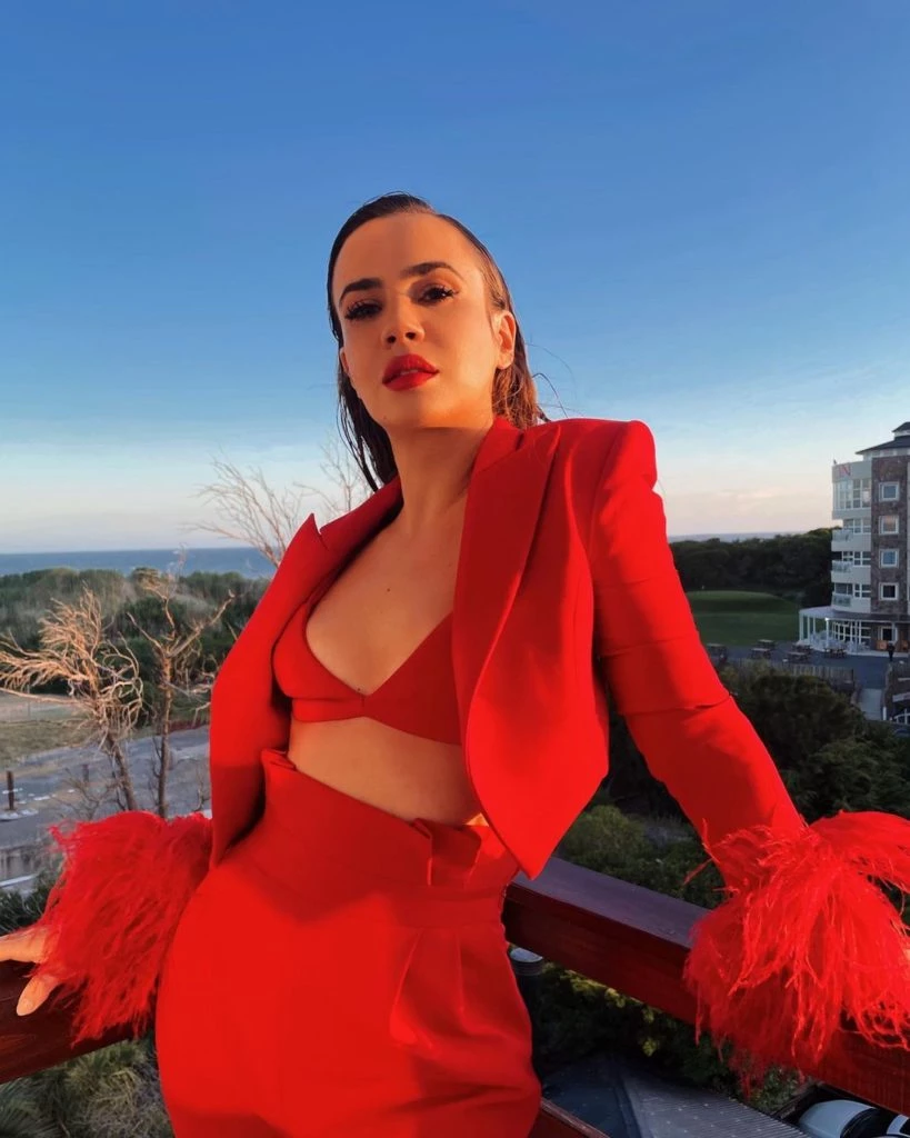 El sofisticado look total red de Celeste Cid - Revista Para Ti