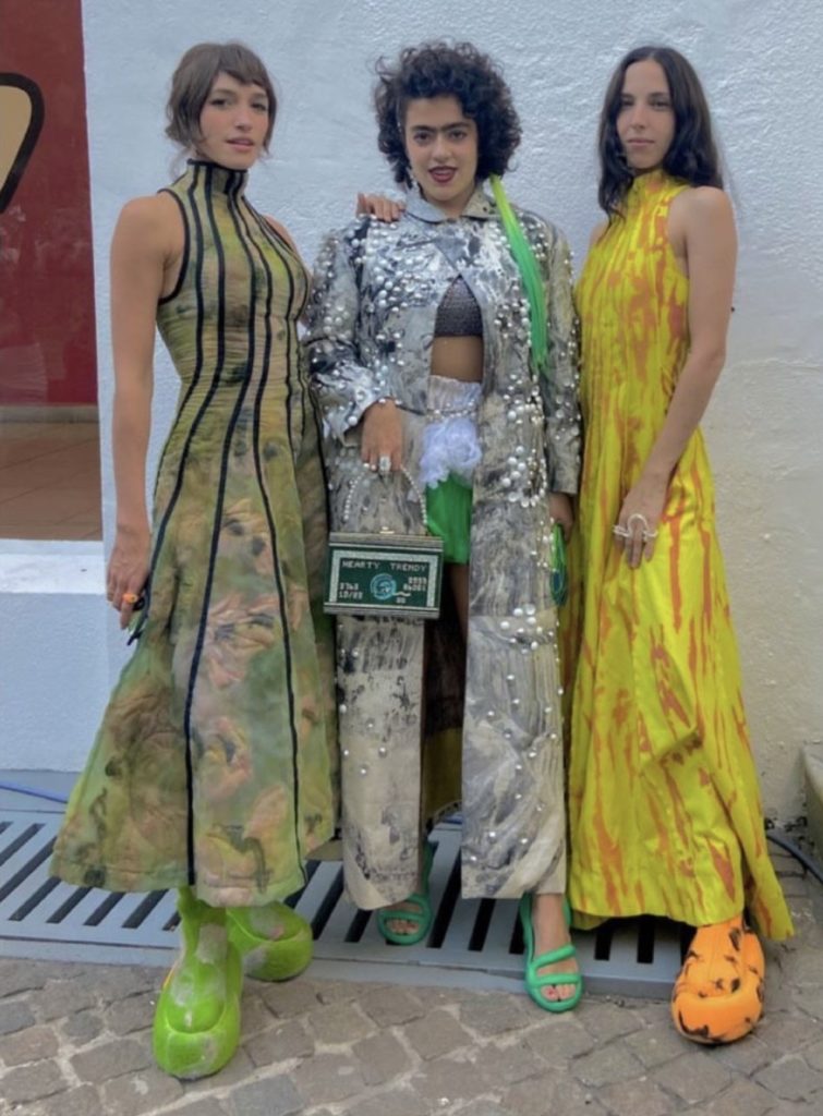 Cande Vetrano impactó con un original outfit en un desfile - Revista ...