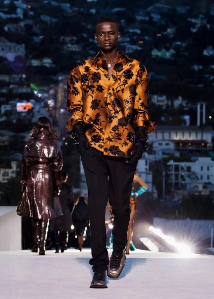 Versace deslumbró con una colección tan lujosa como cosmopolita ...