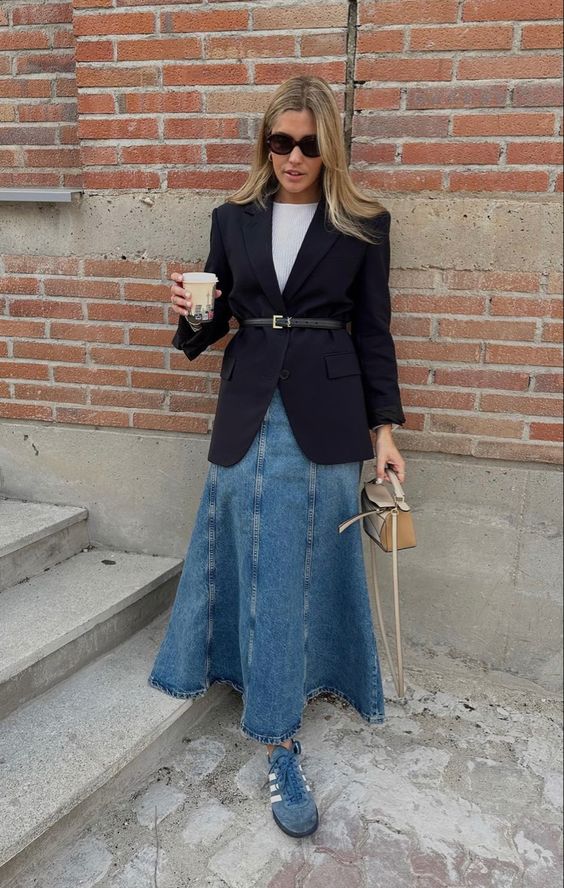 Street Style: cómo llevar la pollera de jean larga en un look para ir a ...