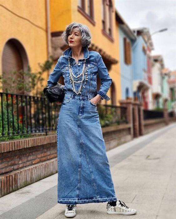 Street Style: cómo llevar la pollera de jean larga en un look para ir a ...