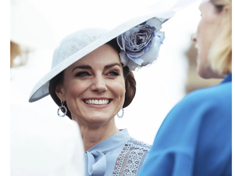 Kate Middleton deslumbró con un look lady en el tradicional té inglés ...