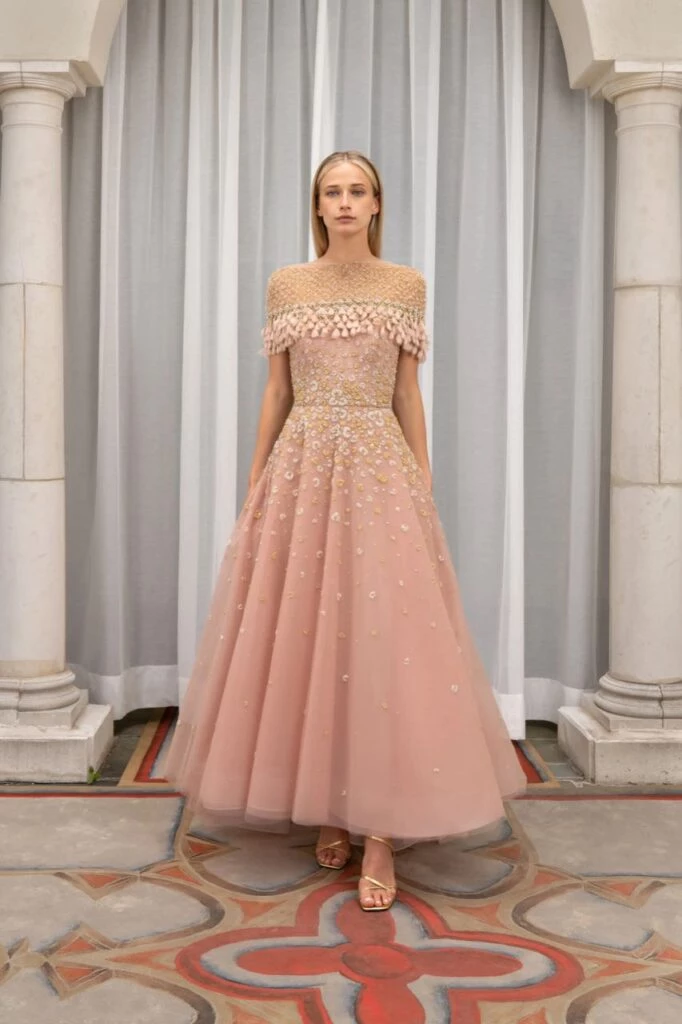 El color rosa se apodera de la romántica colección de Reem Acra ...