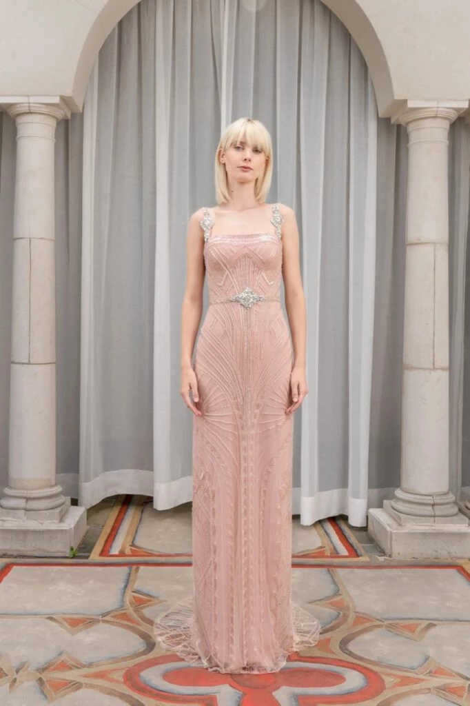 El color rosa se apodera de la romántica colección de Reem Acra ...