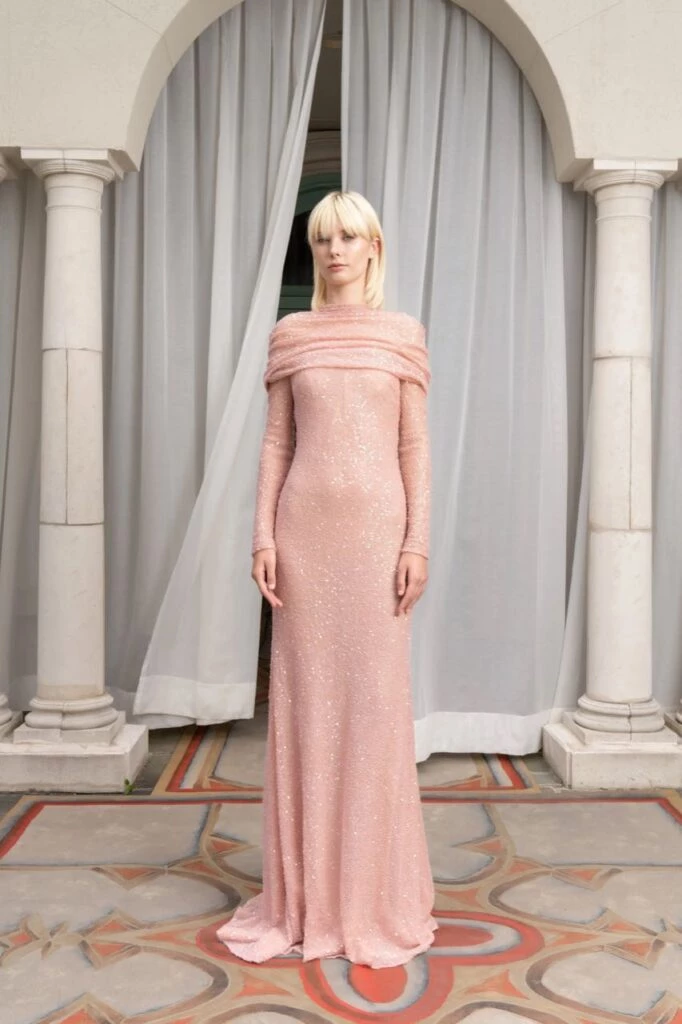 El color rosa se apodera de la romántica colección de Reem Acra ...