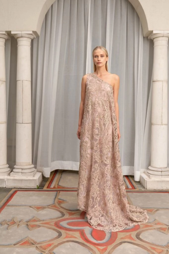 El color rosa se apodera de la romántica colección de Reem Acra ...