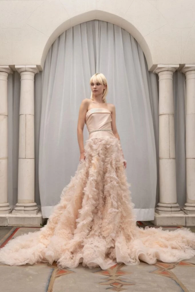 El color rosa se apodera de la romántica colección de Reem Acra ...