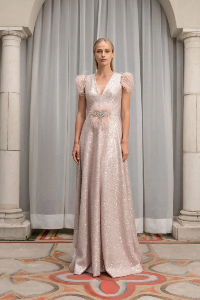 El color rosa se apodera de la romántica colección de Reem Acra ...