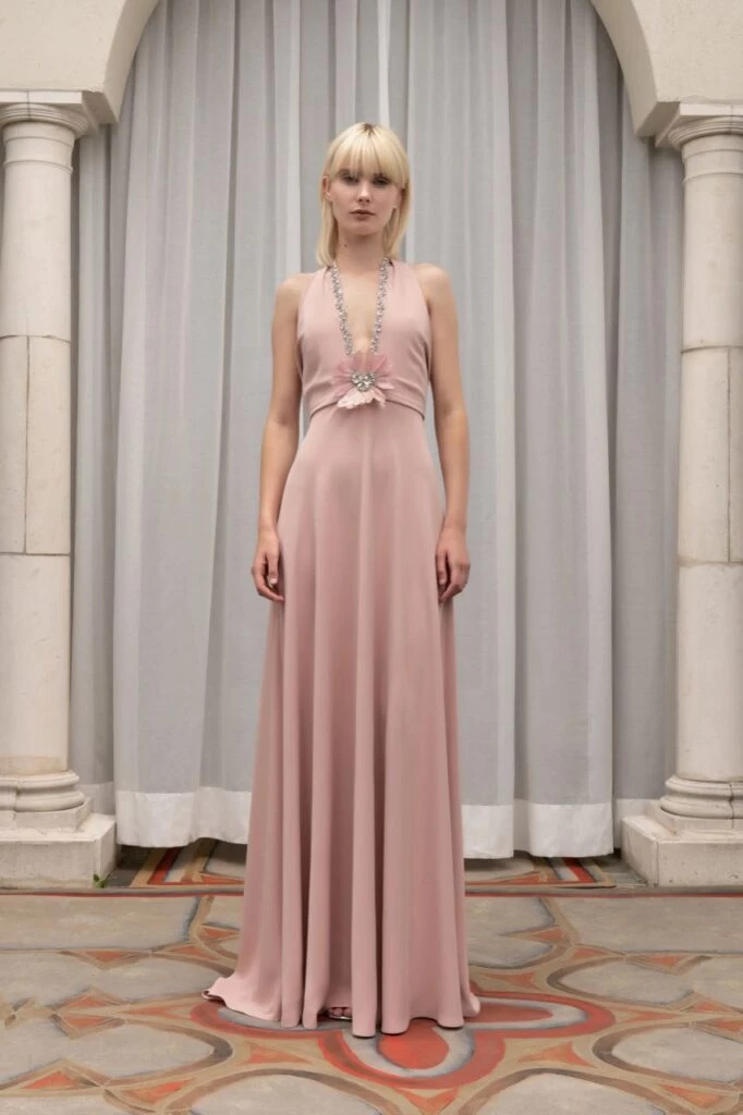 El color rosa se apodera de la romántica colección de Reem Acra ...