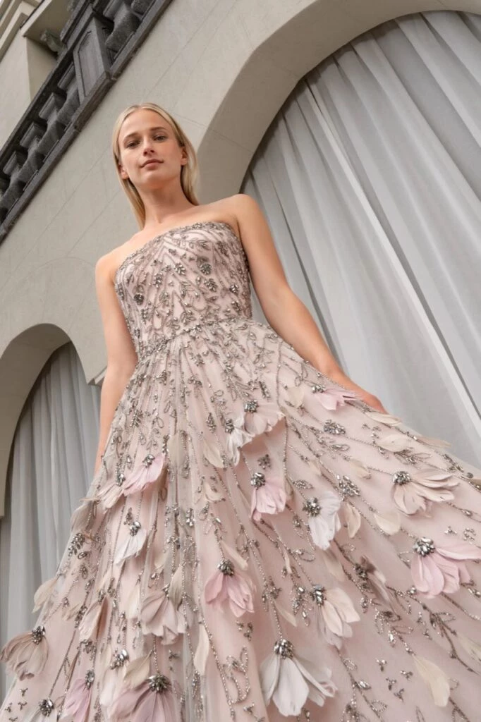 El color rosa se apodera de la romántica colección de Reem Acra ...