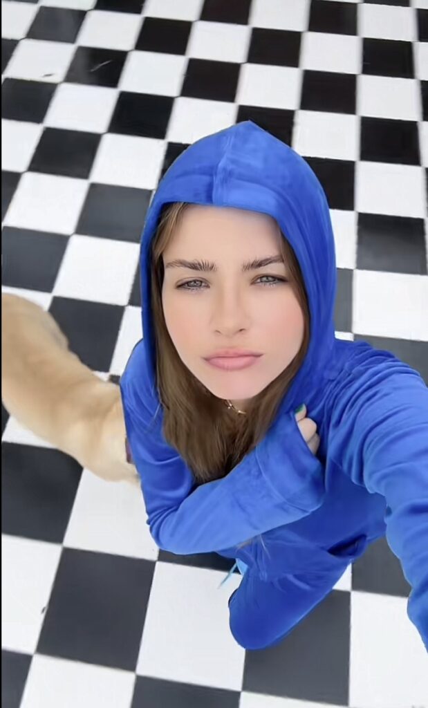 La China Suárez impacta con su conjunto azul Francia, el color más ...