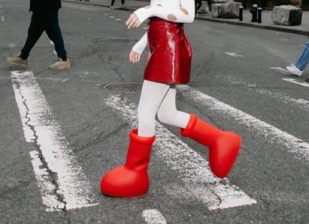 Las botas gigantes que Paris Hilton y Victoria Beckham ya lucen: ¿te ...