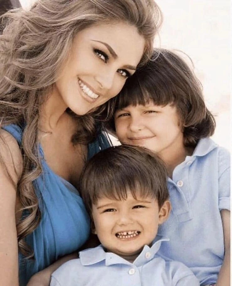 Aracely Arambula Y Sus Hijos Miguel Y Daniel