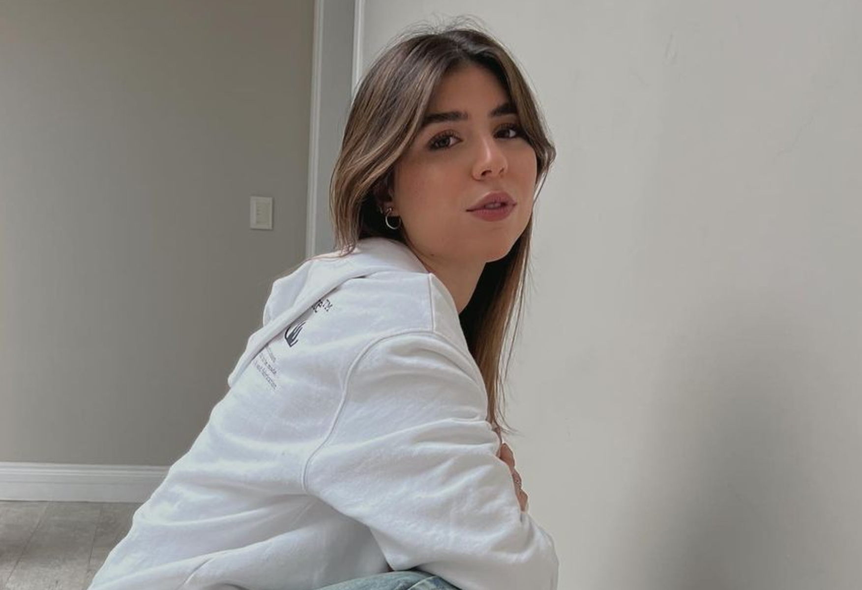 Los looks street style que armó Cami Mayan con prendas básicas ...