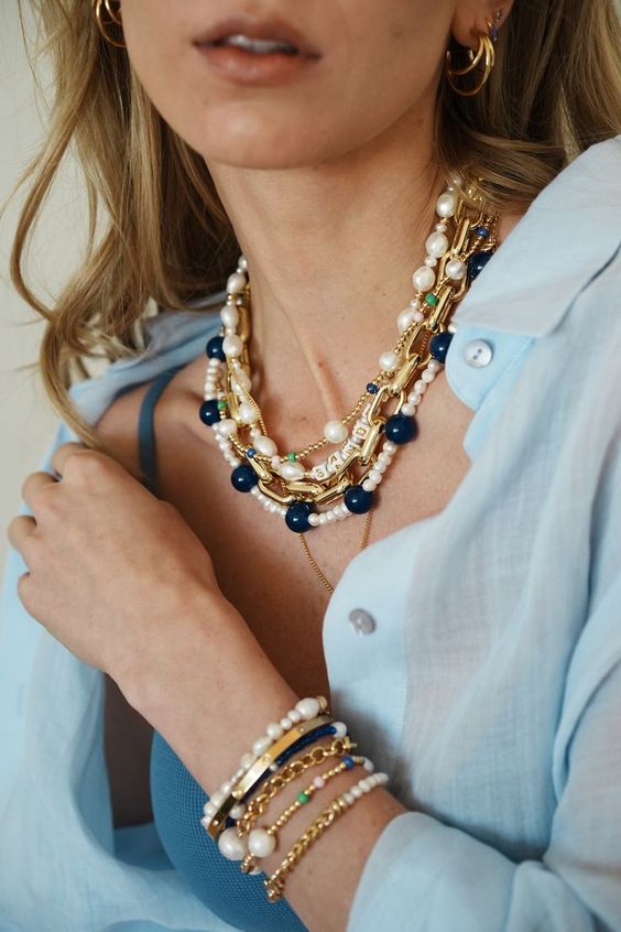 Accesorios más livianos, perlas, metales y colores: estas son las ...