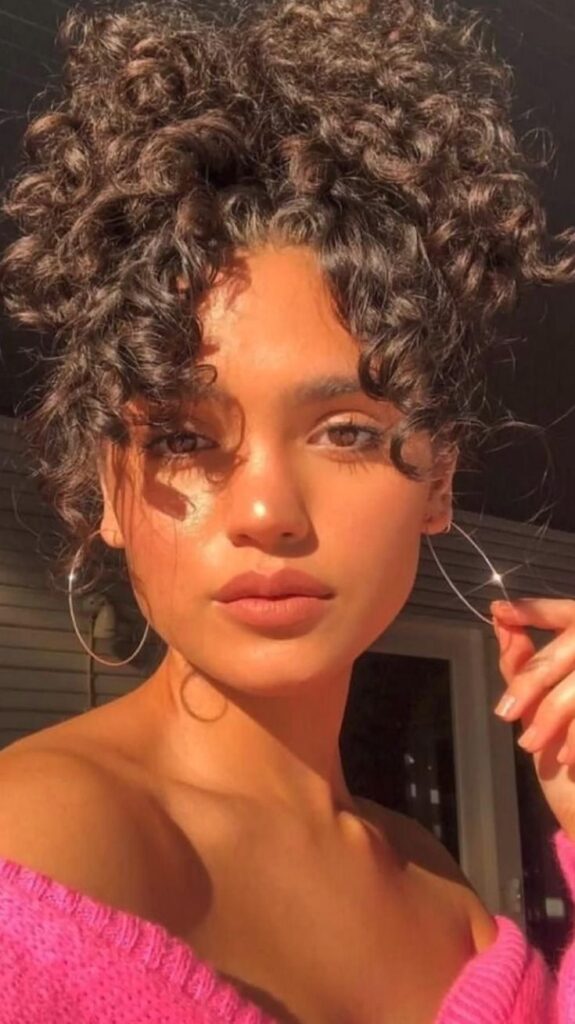 7 peinados fáciles y estilosos para lucir tus rulos - Revista Para Ti