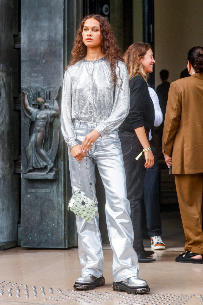 El street style del desfile de Paco Rabanne mostró los looks más ...