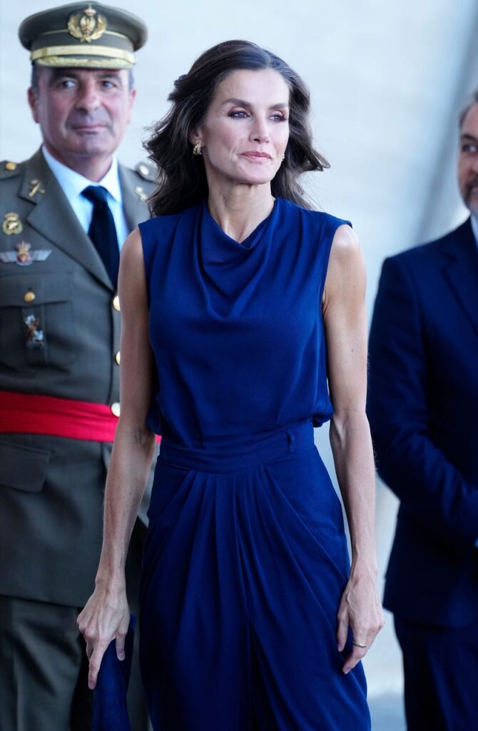 Letizia Ortiz se viste de azul y es inspiración para un perfecto look ...
