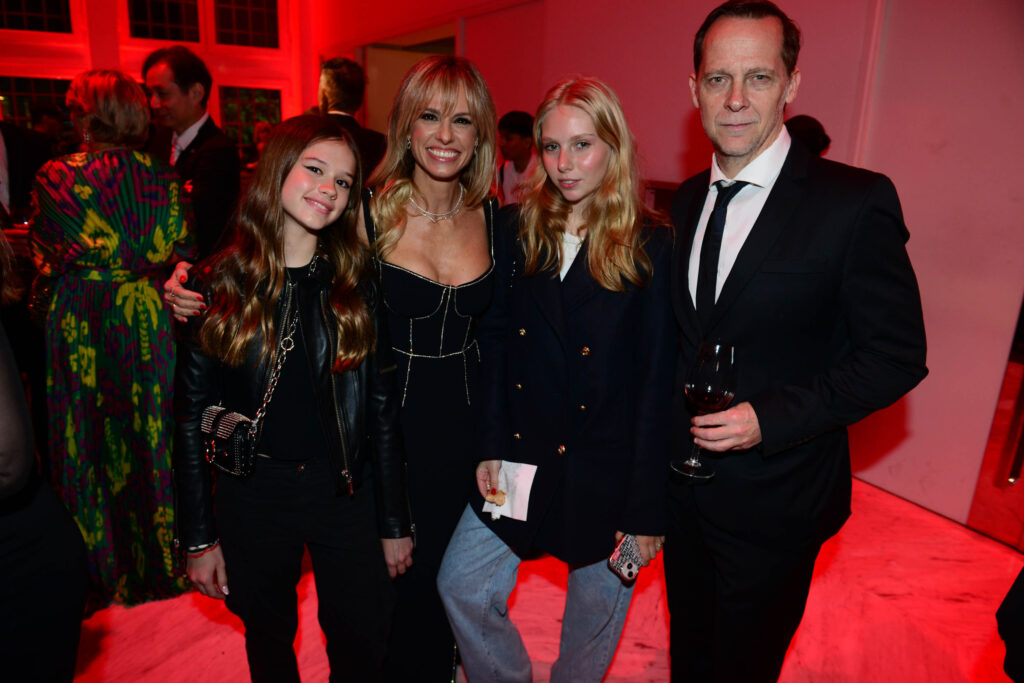 Los looks de Mariana Fabbiani y su hija Matilda: llegaron juntas a la ...