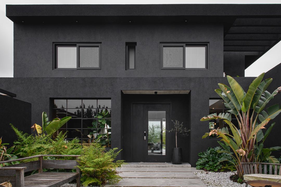 Total black: una casa moderna que se juega por el negro sin perder ni ...