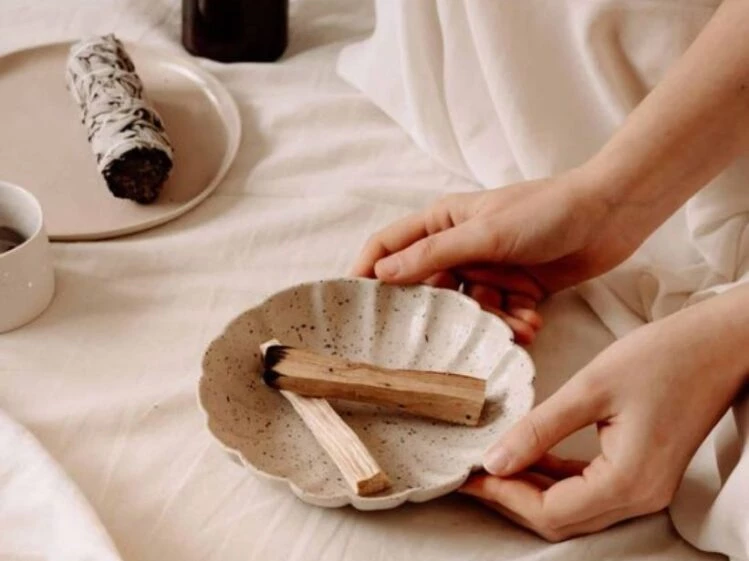 Palo Santo: descubrí cuál es la mejor manera de usarlo para atraer el dinero este 2024 - Revista ...