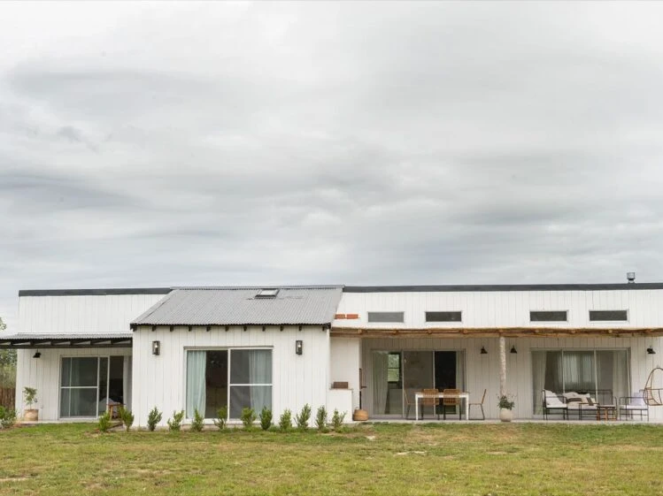 Una casa de campo con cuerpo de steel frame y una deco en versión ...