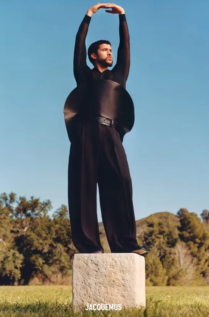 Bad Bunny se transforma en escultura para la nueva campaña de Jacquemus ...