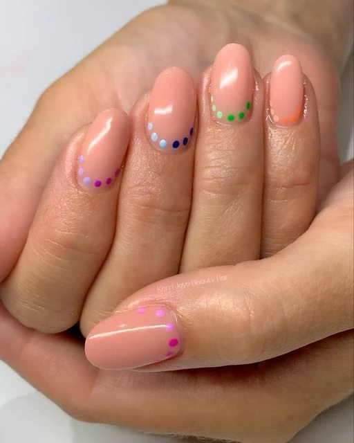 Cómo llevar las dots nails, la manicura que marca tendencia en la Gen-Z ...
