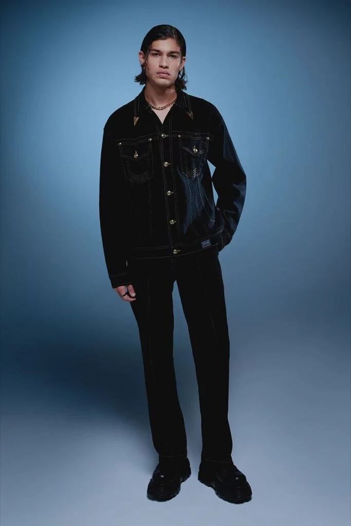 Versace Jeans Couture revive la estética de los 2000 - Revista Para Ti