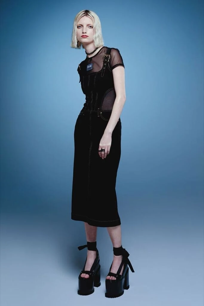 Versace Jeans Couture revive la estética de los 2000 - Revista Para Ti