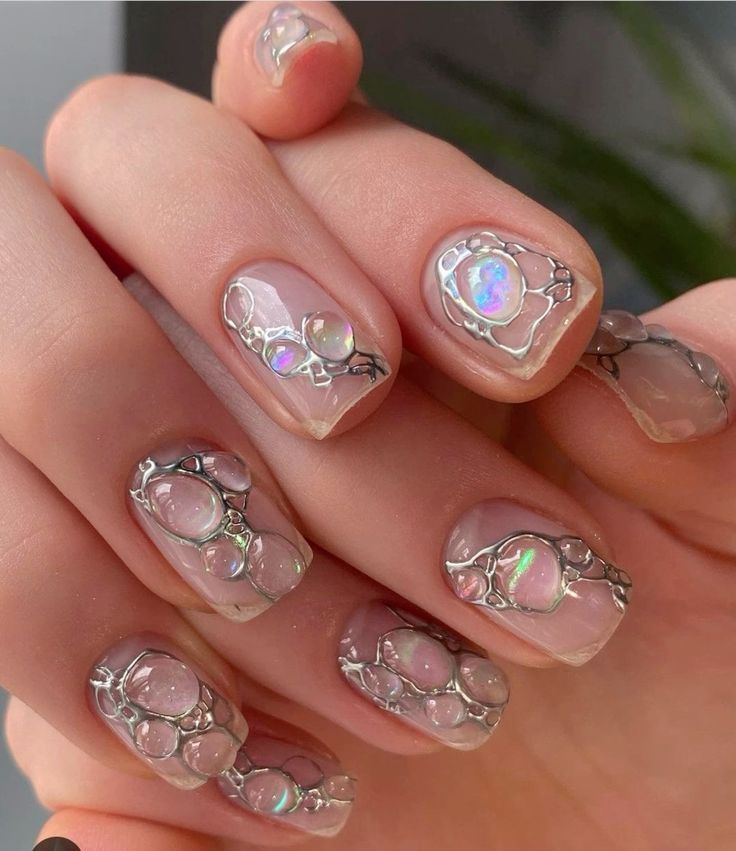 Cyber nails, las uñas futuristas que provienen de la moda Y2K
