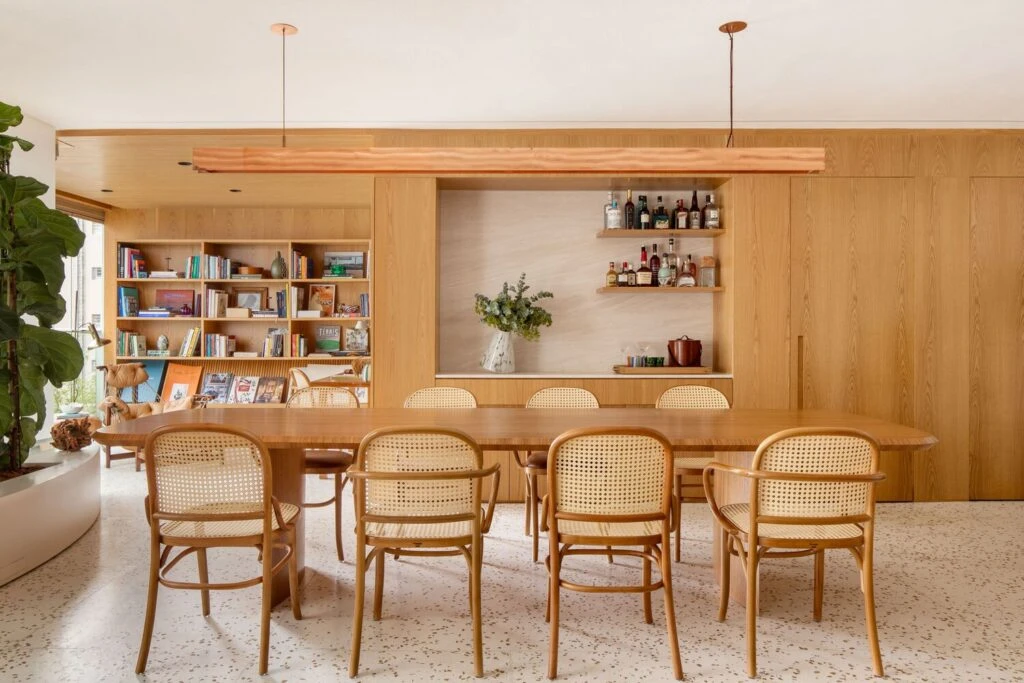 Un departamento cómodo y acogedor repleto de texturas