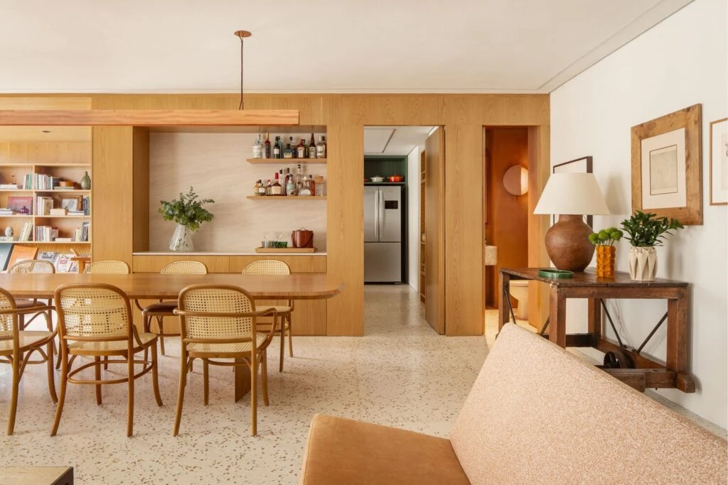 Un departamento cómodo y acogedor repleto de texturas