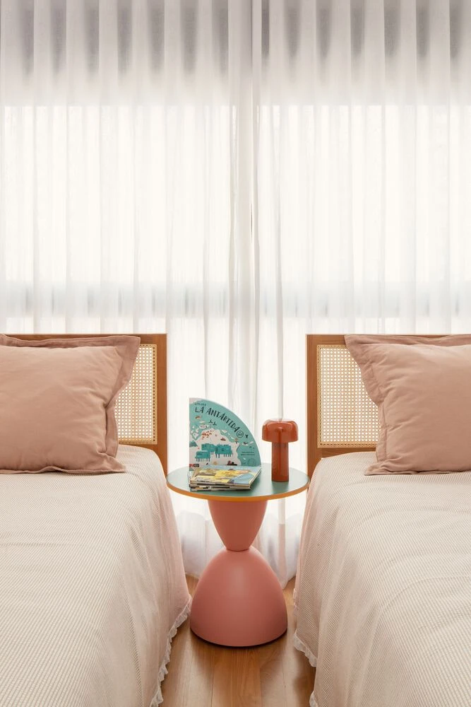 Un departamento cómodo y acogedor repleto de texturas