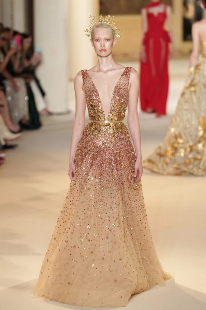 Tony Ward presentó una colección como salida de un cuento de hadas