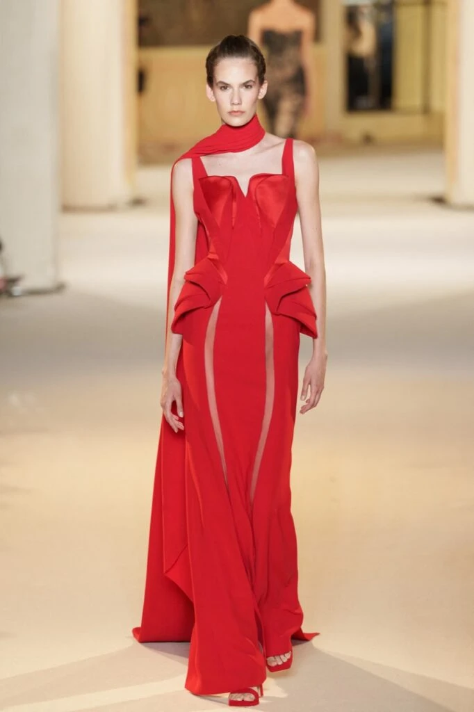 Tony Ward presentó una colección como salida de un cuento de hadas