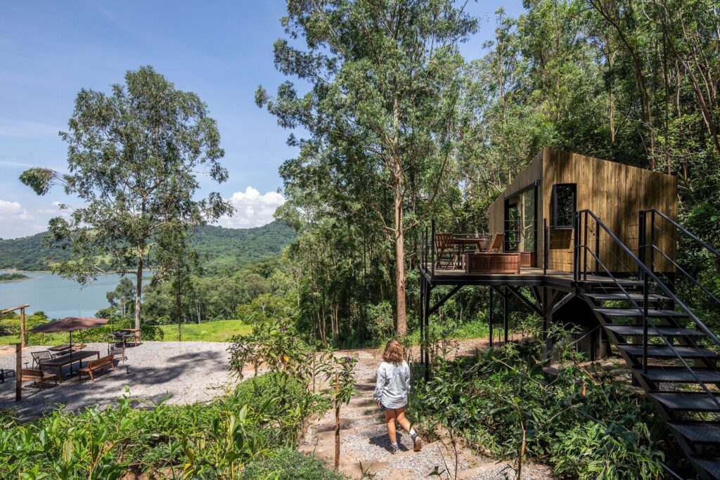 Una cabaña sostenible en el medio de la naturaleza brasileña