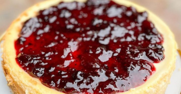 Torta de ricota y frutos rojos: la receta fit para hacer en dos pasos