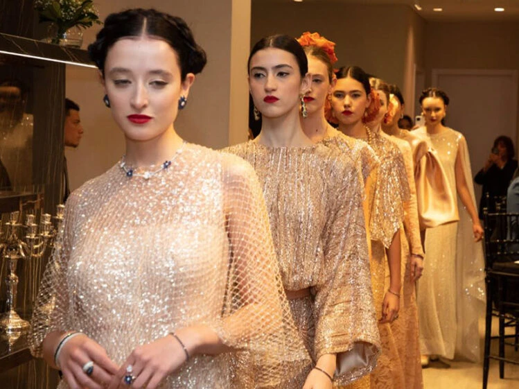 Adrian Brown presentó una colección súper chic y femenina