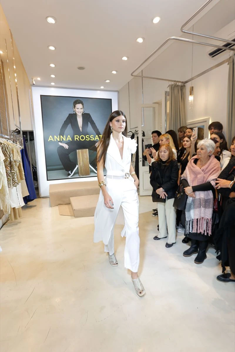 Plata, oro y transparencias: las claves de la tendencia en looks de la ...