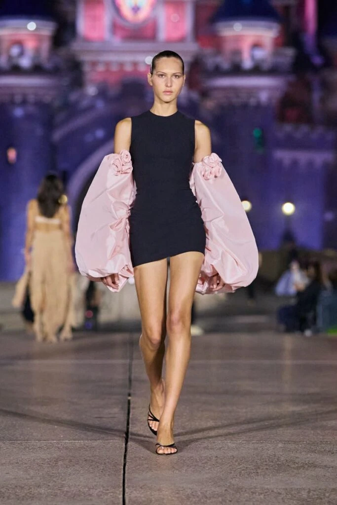 De villanos a princesas: los looks de las celebrities en el desfile de ...