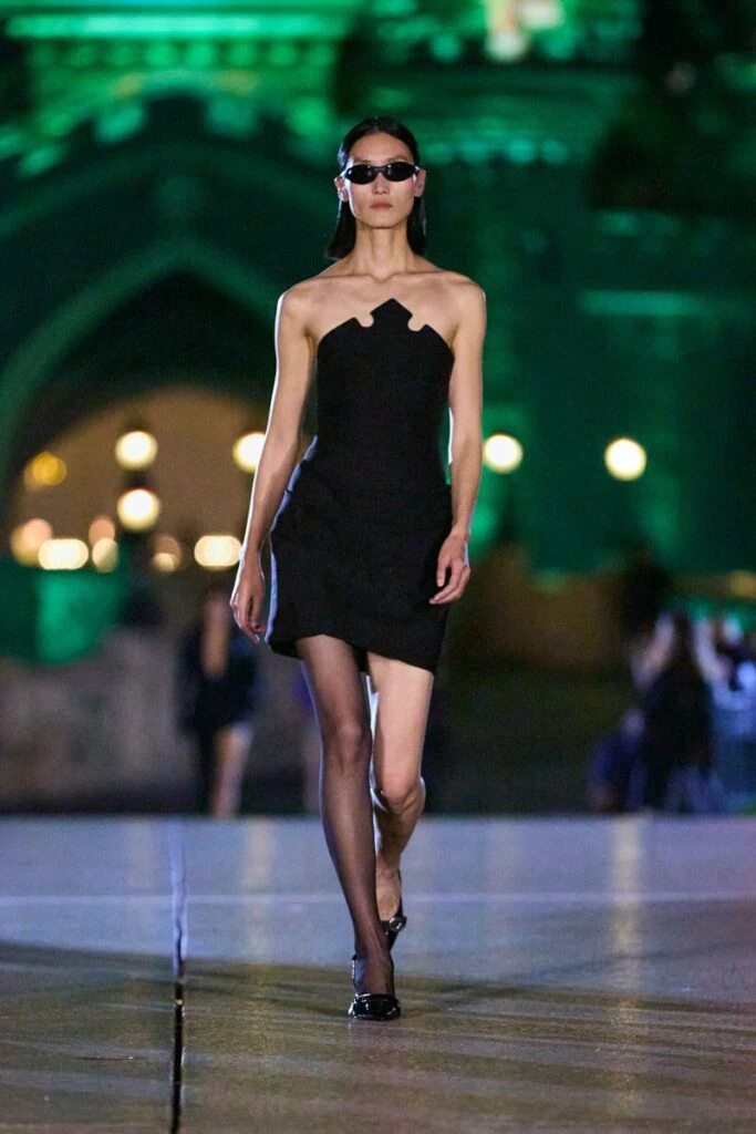 De villanos a princesas: los looks de las celebrities en el desfile de ...