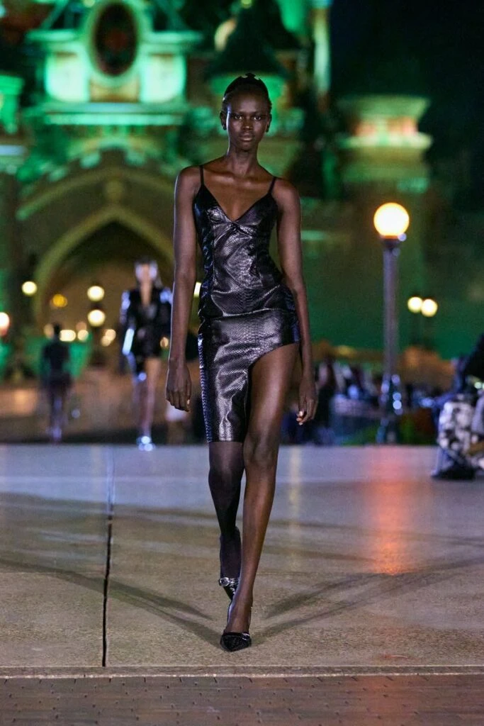 De villanos a princesas: los looks de las celebrities en el desfile de ...