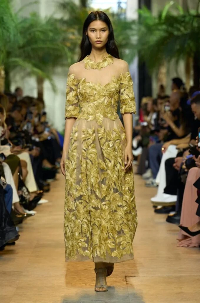 Elie Saab redefinió el estilo safari en una silueta súper chic